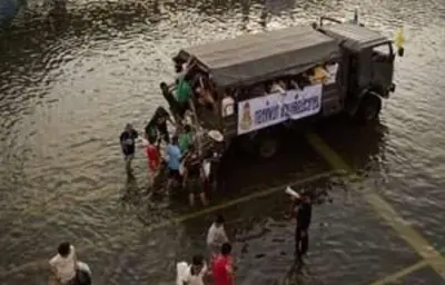 Thousands flee Bangkok fearing breach of river banks